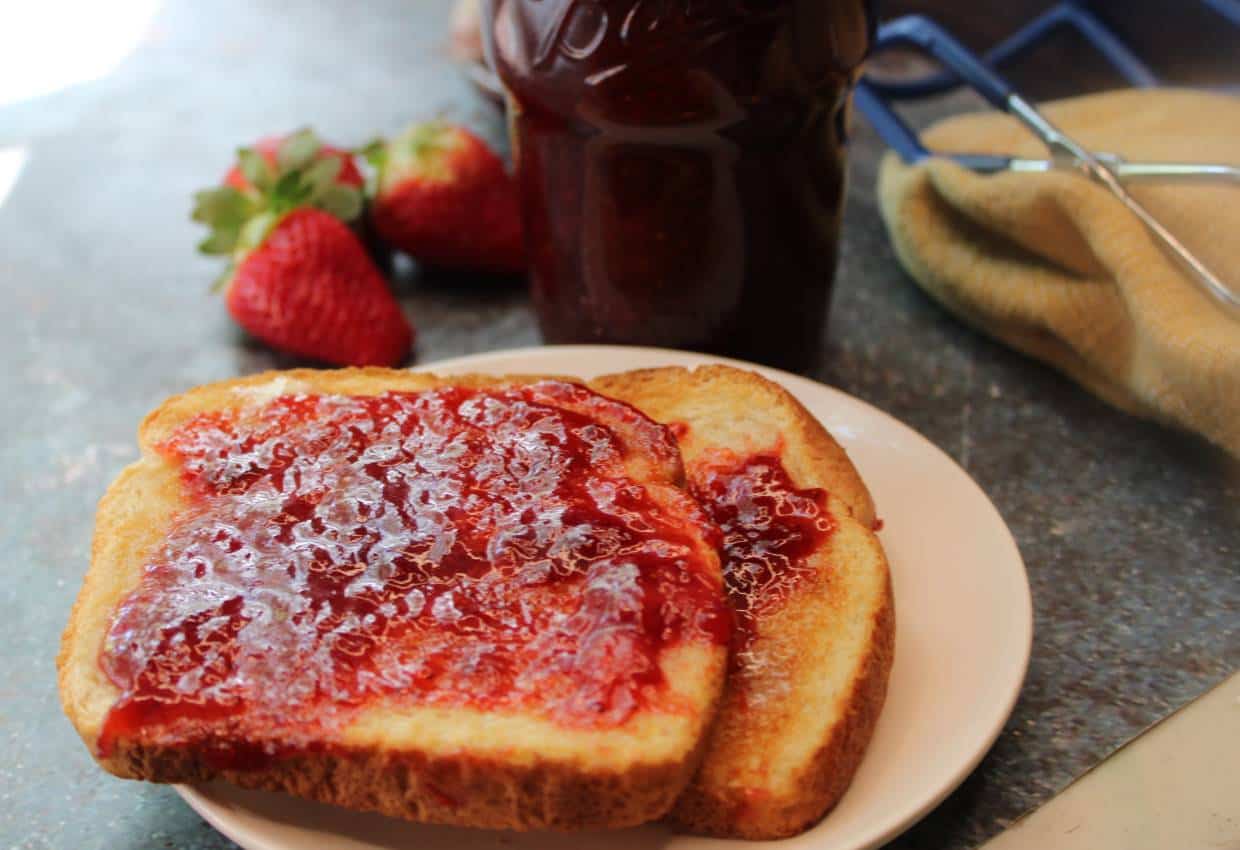 How to Make and Can Strawberry Jam - An Off Grid Life